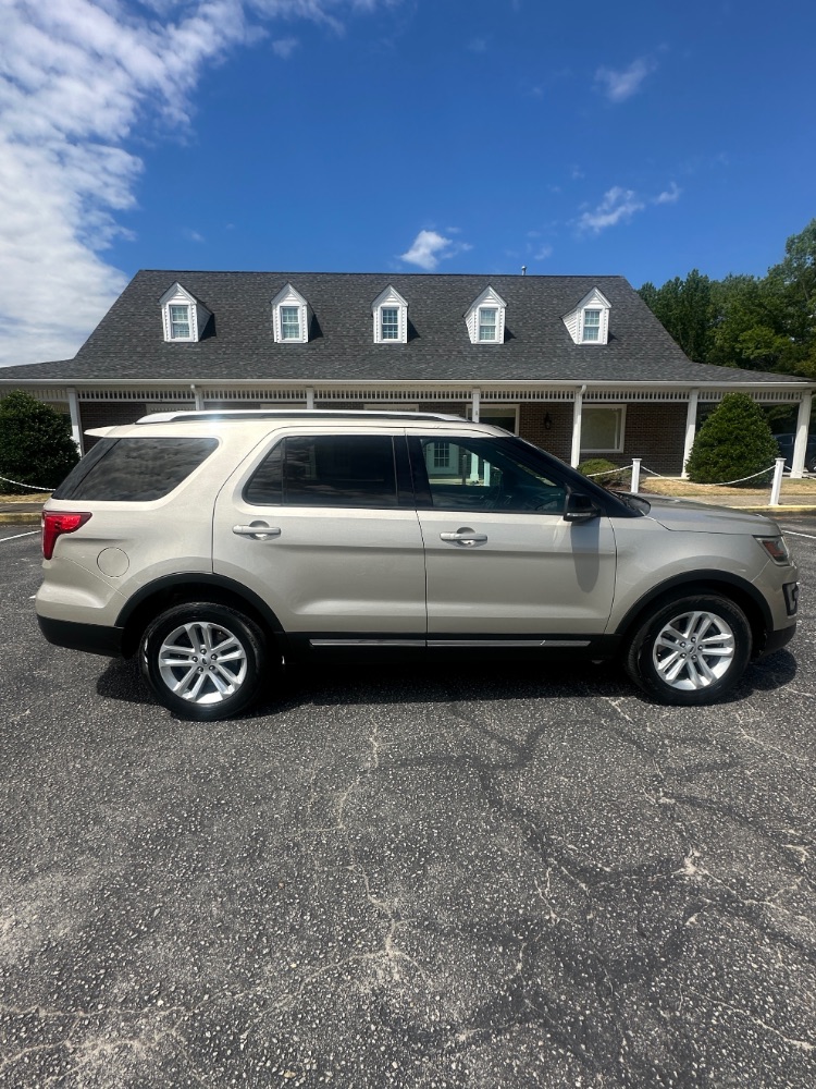2017 Ford Explorer XLT - AutoMax